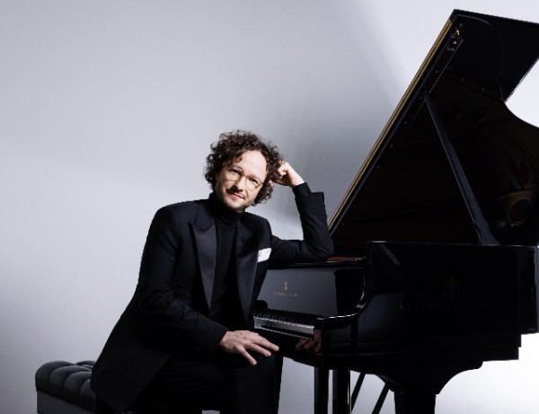 Martin Helmchen Completes Schubert's Unfinished Sonata D571